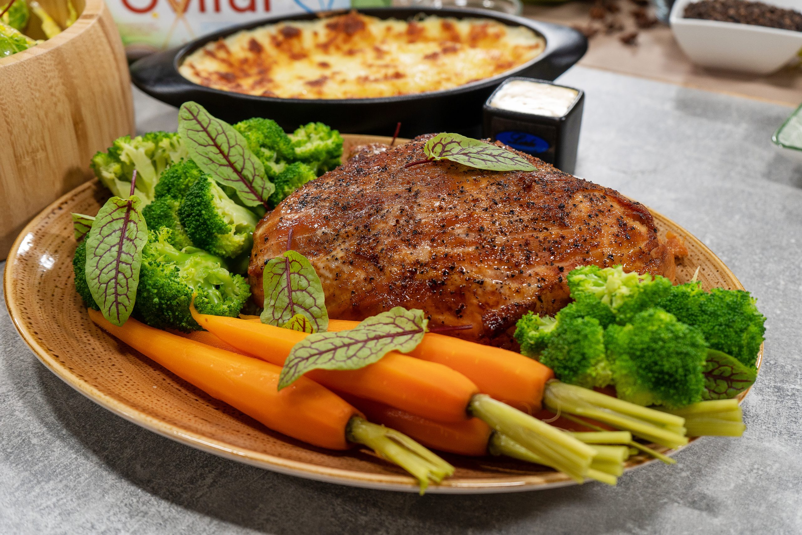 Pulpă de porc la cuptor cu legume blanchate și piure de cartofi ...