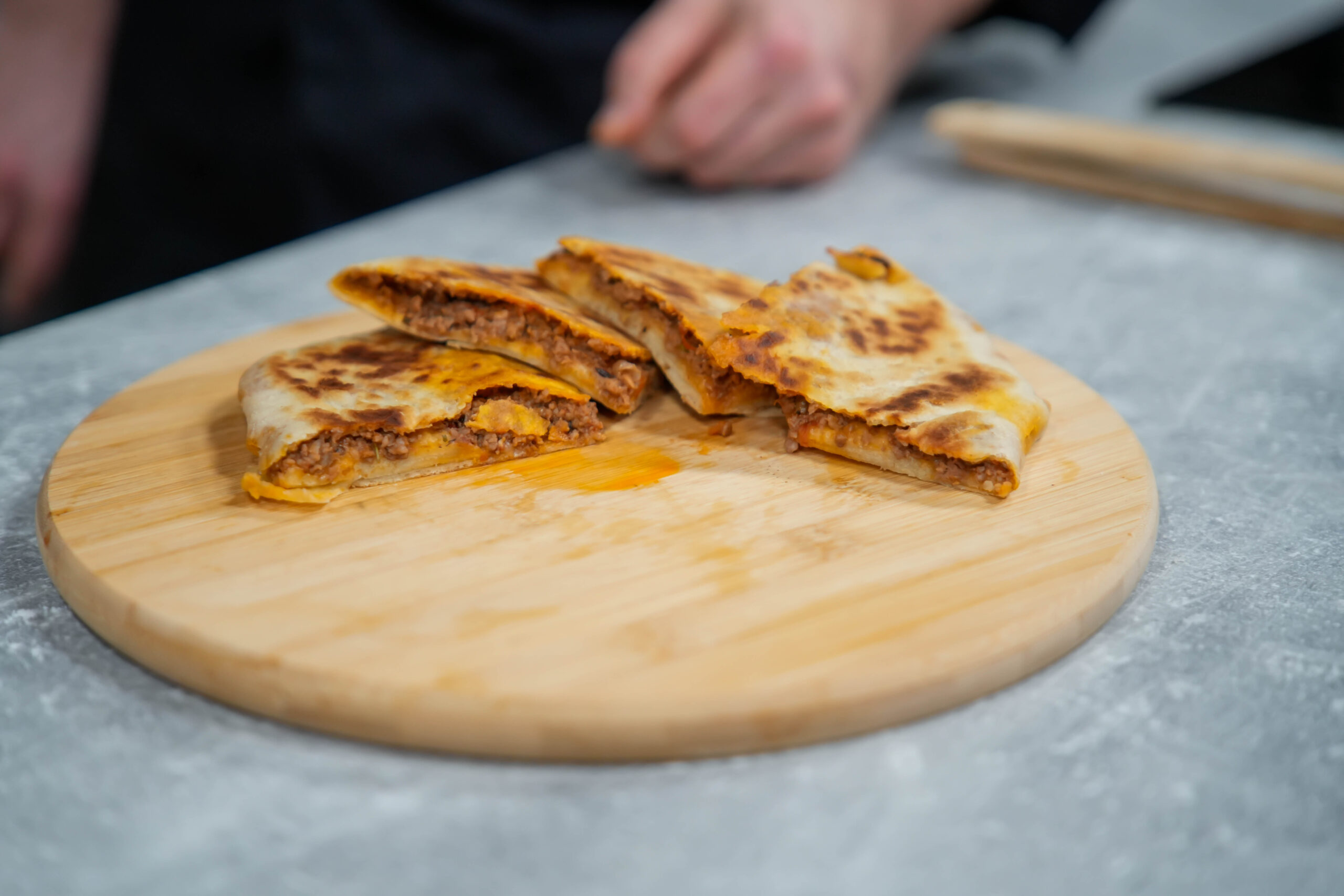 Plăcintă cu carne de vită și porc cu sos de roșii și fâșii de parmezan ...